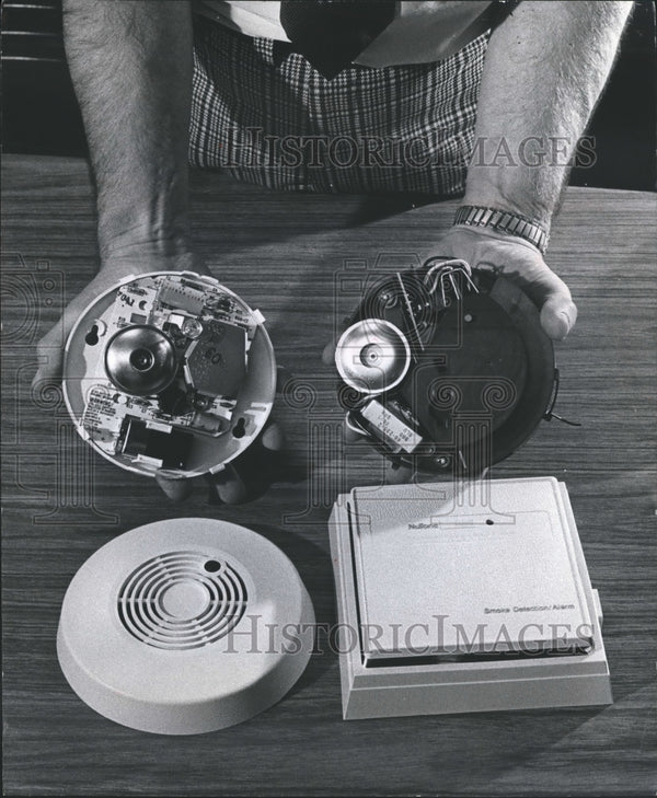 1977 Press Photo Ionization (left) and photoelectric smoke detectors ...