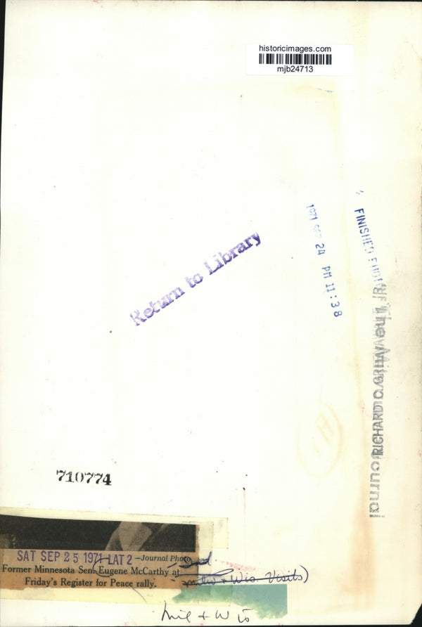 1971 Press Photo Senator Eugene McCarthy at Register for Peace rally ...