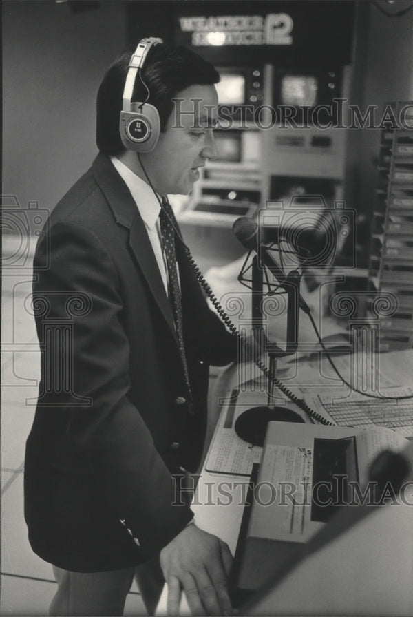 Press Photo Weather Reporter, John Malan, WISN Radio, Milwaukee ...