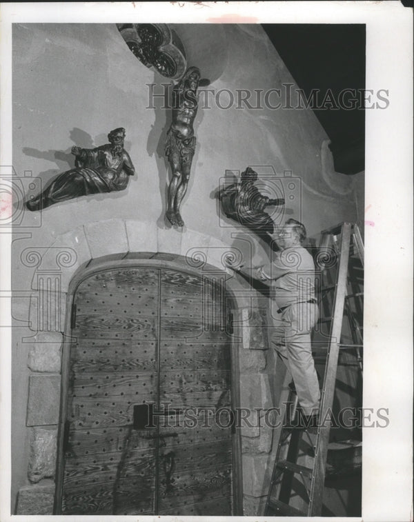 1967 Press Photo George E. Herr, a carpenter installed wood carvings ...
