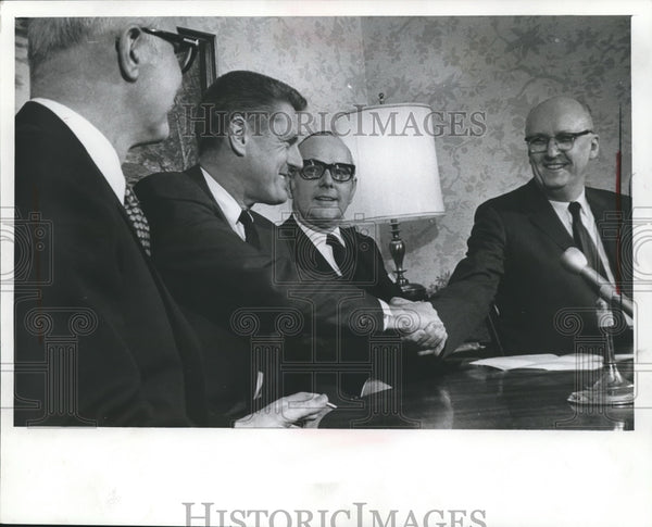 1969 Press Photo Elroy Hirsch Welcomed by University of Wisconsin ...