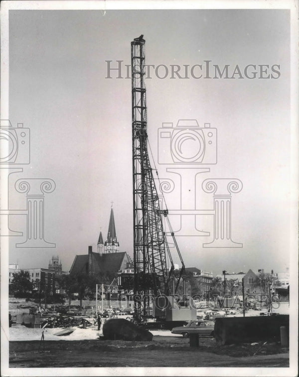 1964 Press Photo A sonic pile driver for the freeway, Milwaukee ...