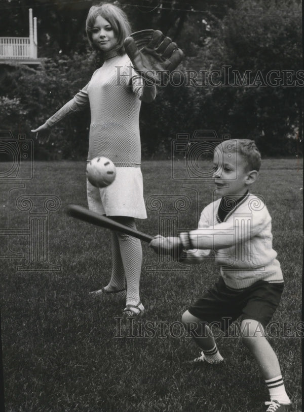 1965 Press Photo Junior artist Nancy Mack and her 5 year old brother ...