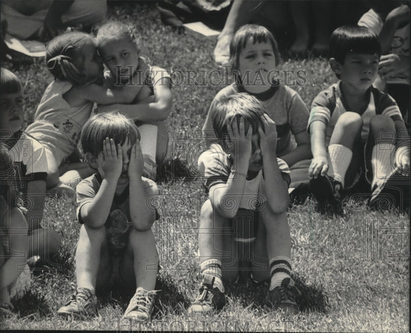 1984 Press Photo Wisconsin children cover eyes during a gymnastics ...