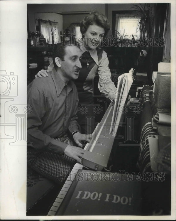 1976 Press Photo Singers Bob and Ellie Quint sing together at Milwaukee ...
