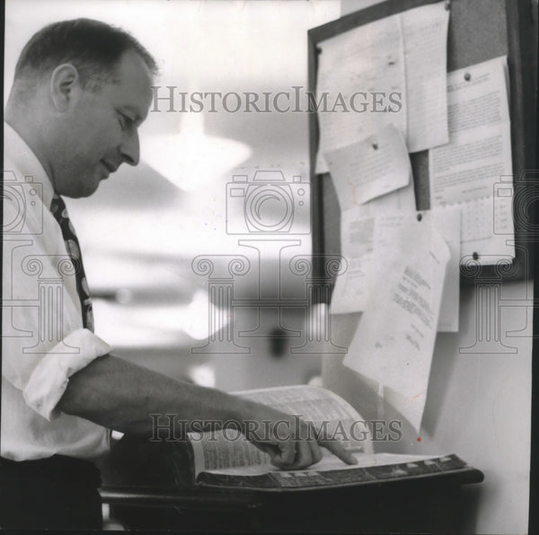 1954 Press Photo Milwaukee journalist, Walter Monfried using a ...