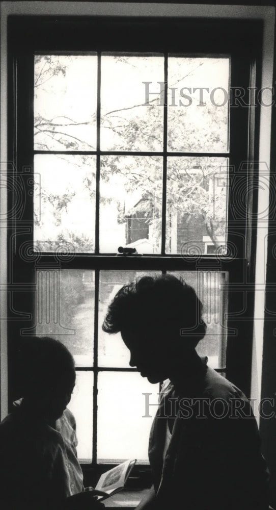 1988 Press Photo Mother and son at The Meta House, Milwaukee - Historic ...