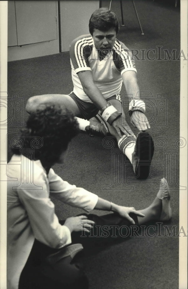 1986 Press Photo Detective Gary Marks exercises after "Portrait in Blue ...
