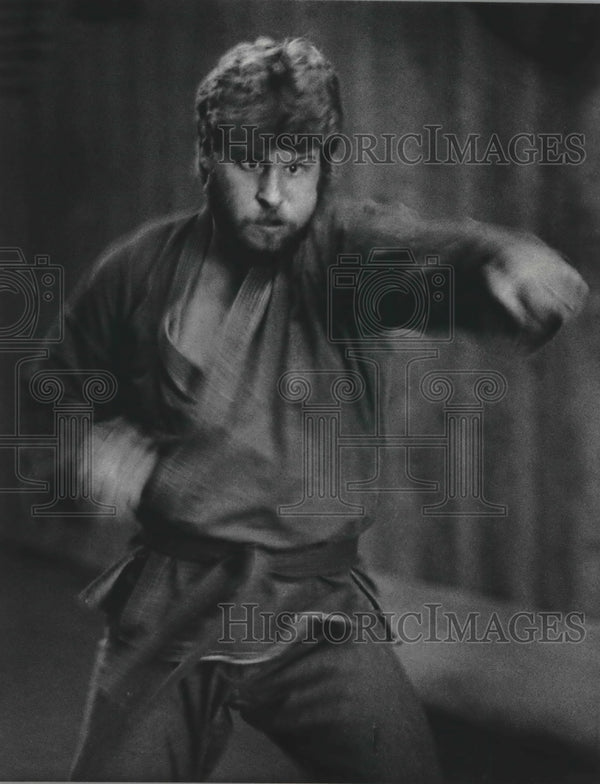 1984 Press Photo Jerry Rieder working out at the Four Winds Martial ...