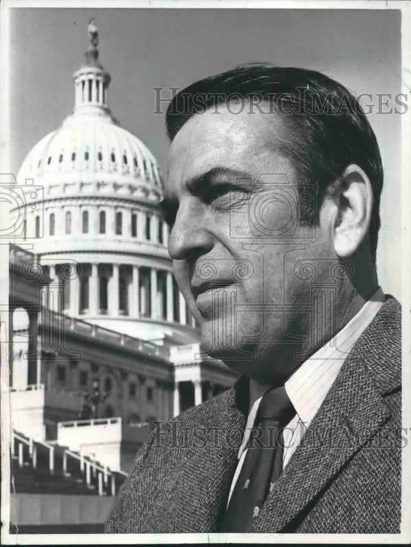 1969 Press Photo Abner Mikva, congressman standing in front capitol ...