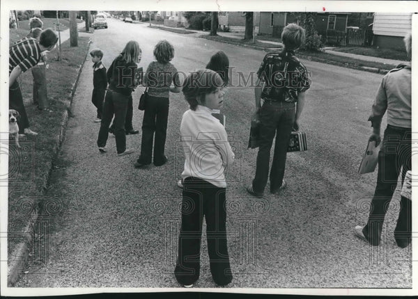 1976 Press Photo Children wait for bus to go to Lloyd Street School in ...