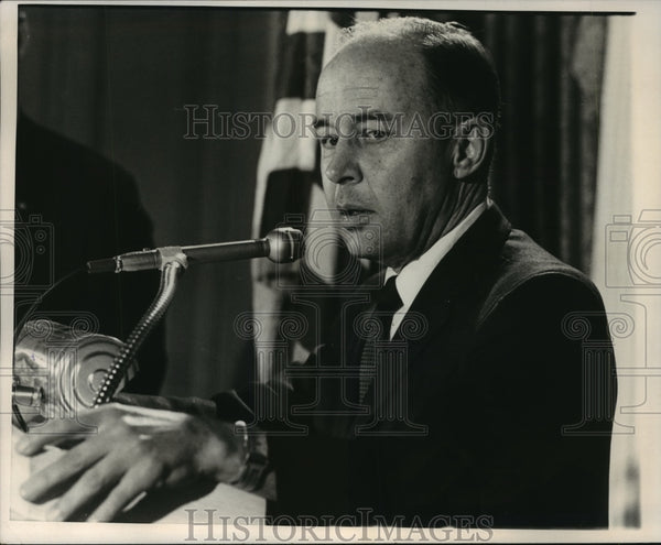 1968 Press Photo Bryce Harlow Holds NY News Conference For Nixon ...