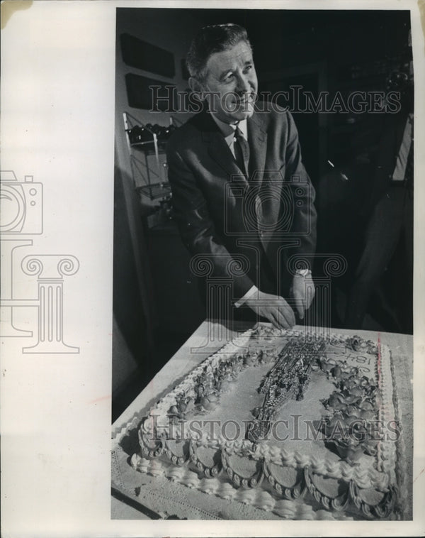 1970 Press Photo Mayor Henry Maier cut Milwaukee's 124th birthday cake ...