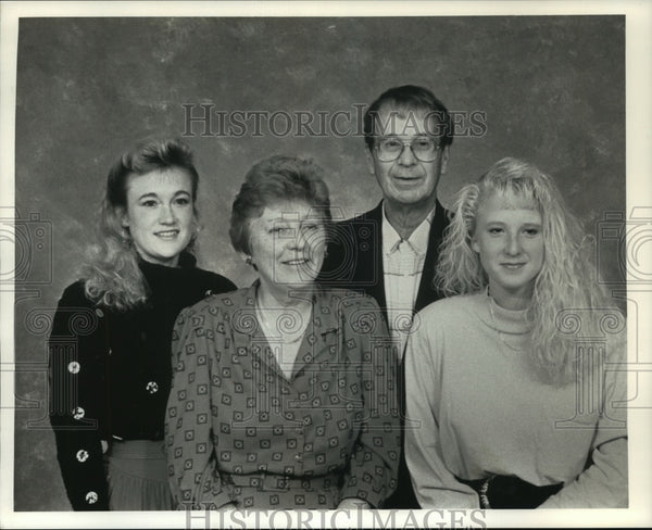 1992 Press Photo Pat Olson, Waukesha Symphony Auxiliary member and ...