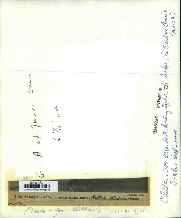 1975 Press Photo Sandra Amich, Children's Zoo attendant, holds Lydia ...