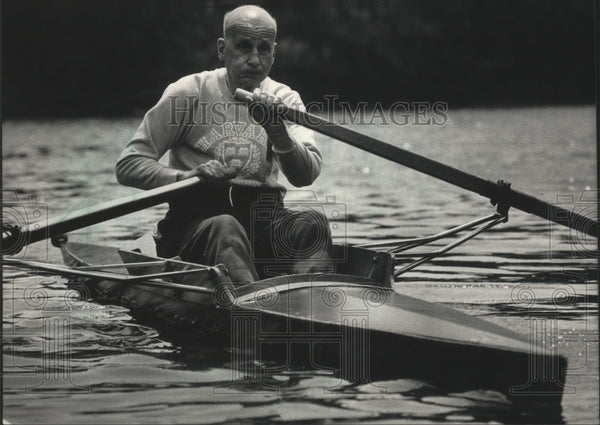 1988 Press Photo Henry Friend, rower, in his boat, Milwaukee, Wisconsin ...