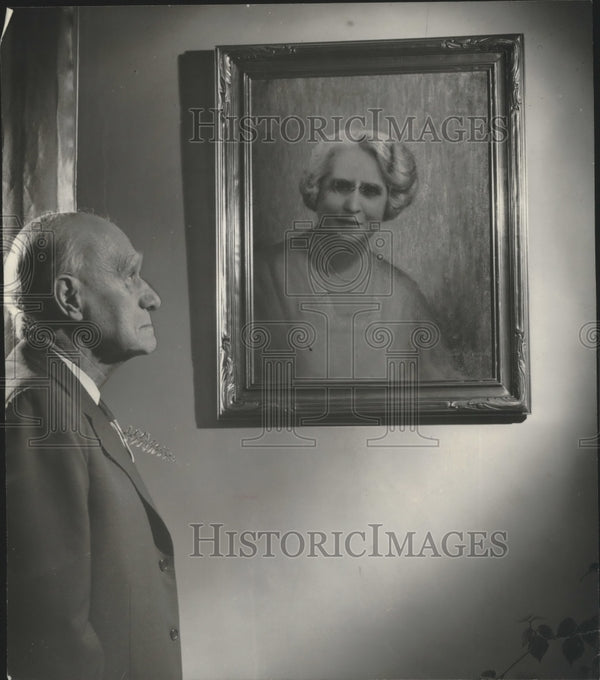 1950 Press Photo Milwaukee's Dr. G. A. Hipke shown with a painting of ...