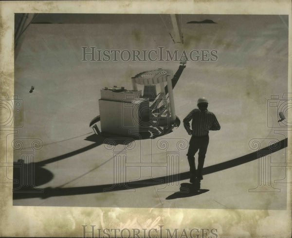 1978 Press Photo Dir. walks inside 82ft dia. radio wave catcher San ...