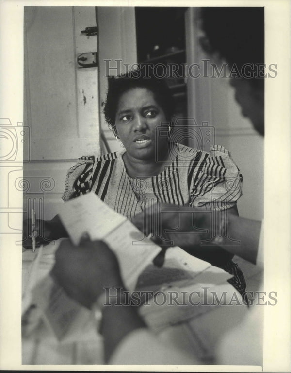 1986 Press Photo Jerry and Mary Cowser with medical bills - Historic Images