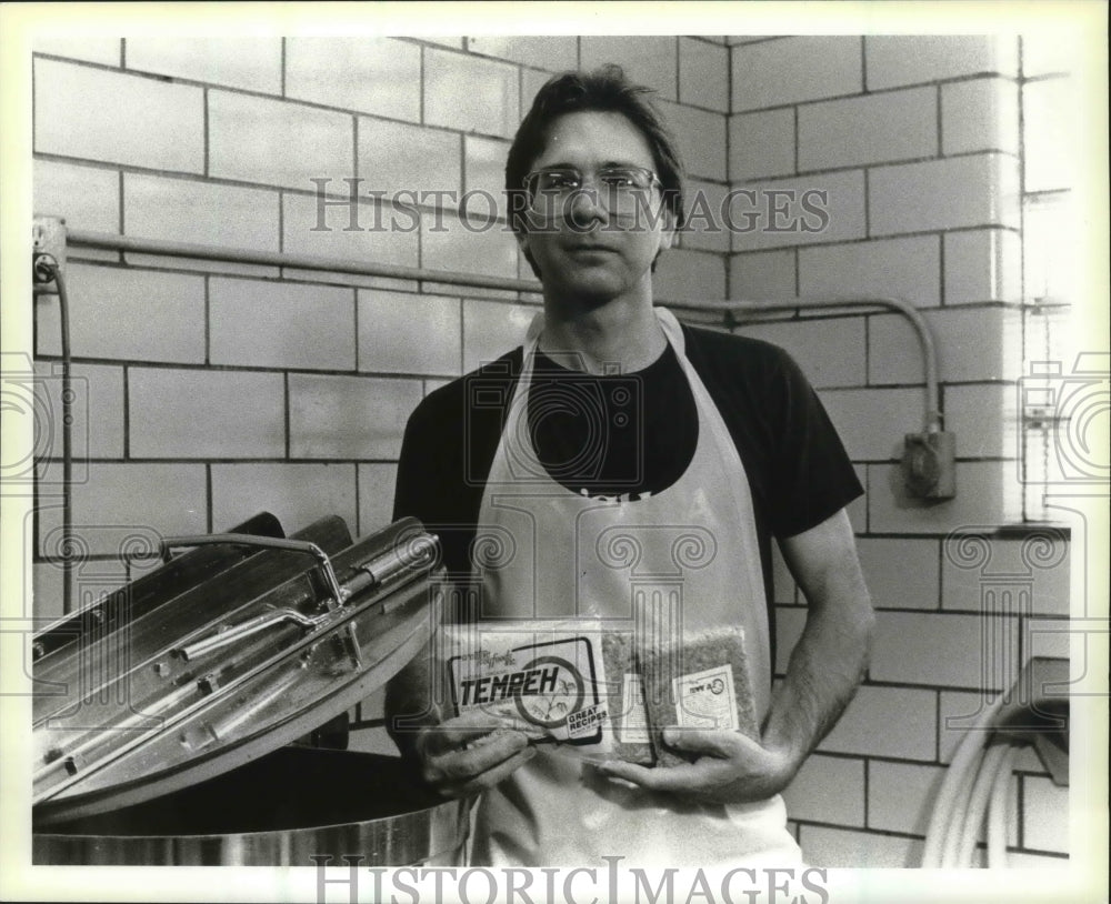 1984 Press Photo David Nackerud, Creative Soy Foods, with meat substit ...
