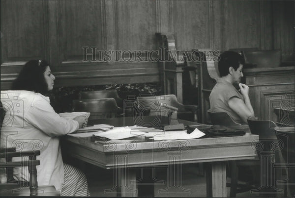 1993 Press Photo Candy Papia, Sally Papia in court for dispute ...