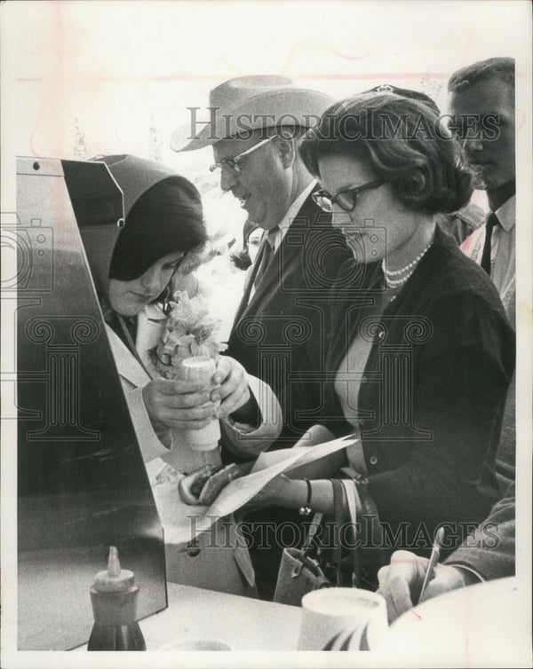 1964 Press Photo Miss Luci Johnson puts mustard on a hot dog for an aid ...