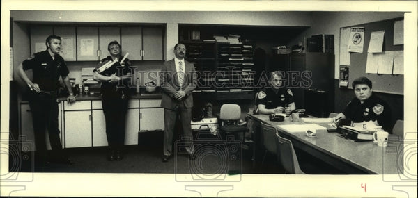 1987 Press Photo Police officers at South Milwaukee Police headquarters ...