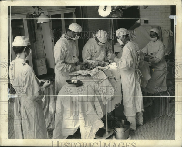1942 Press Photo Doctors in the middle of a procedure at a hospital ...
