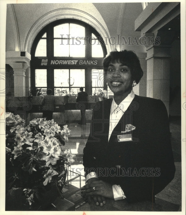 1992 Press Photo Annette Robinson, manager of new downtown branch ...