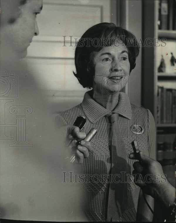 1968 Press Photo Mrs. George Romney met newsmen in Delavan - mjb87122 ...