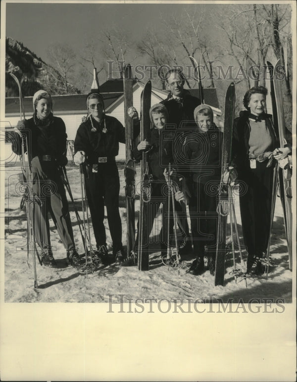 1951 Press Photo Mr. and Mrs. Fitzhugh Scott and Family, Milwaukee ...