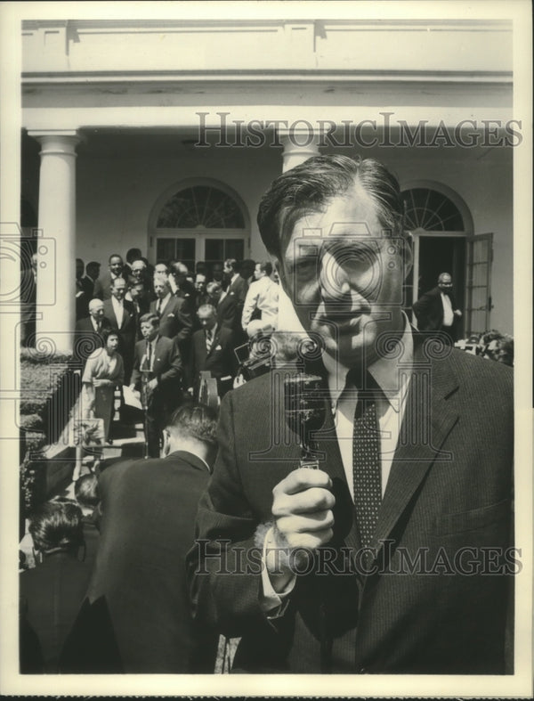 1961 Press Photo NBC News White House correspondent Ray Sherer ...
