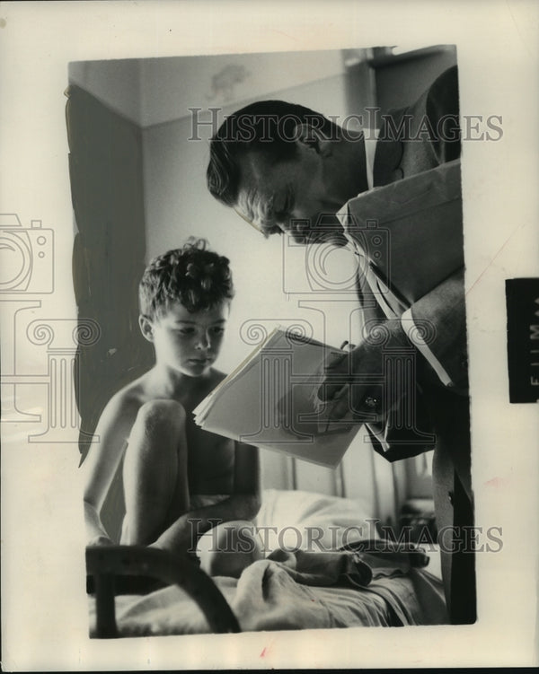 1955 Press Photo Red Skelton signs autograph for Gregory Frosch ...