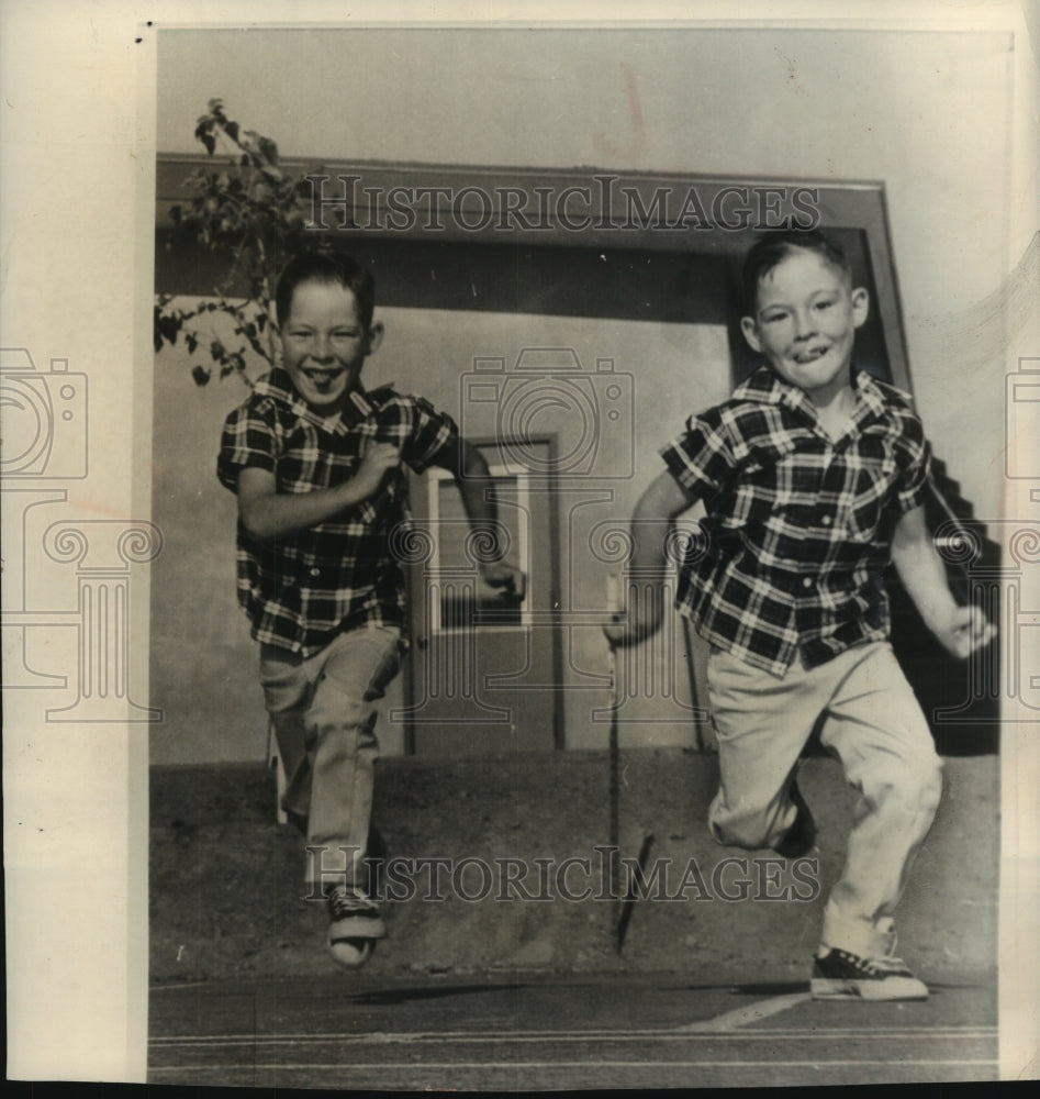 1963 Press Photo Siamese twins, Gary and Larry Hutchens, separated and ...