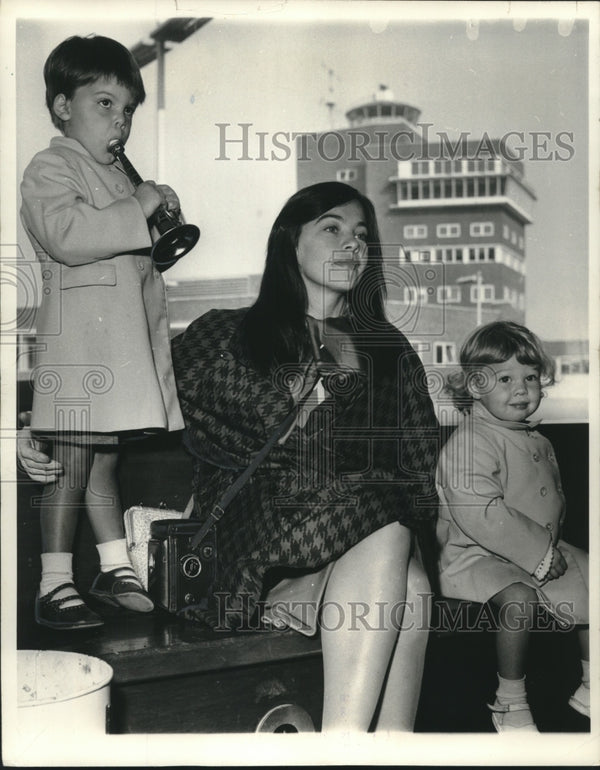 1961 Press Photo Leslie Caron With Children Enjoys Music Played By Son ...