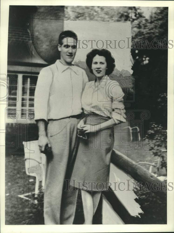 1955 Press Photo Ruth Bridey Simmons and husband shown with present ...