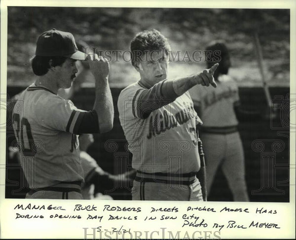 1982 Press Photo Brewers' manager Buck Rodgers directs pitcher Moose ...
