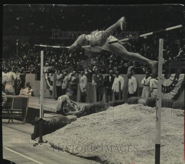 1962 Press Photo Marine Bob Gardner clears bar at Milwaukee Journal ...