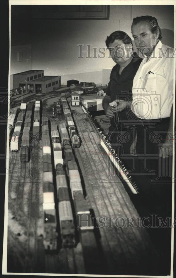 1989 Press Photo Jim Vick, Al Stout looking at model freight train lay ...
