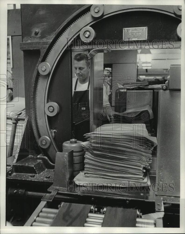 1969 Press Photo Leroy Priebe of The Milwaukee Journal Mailroom ...