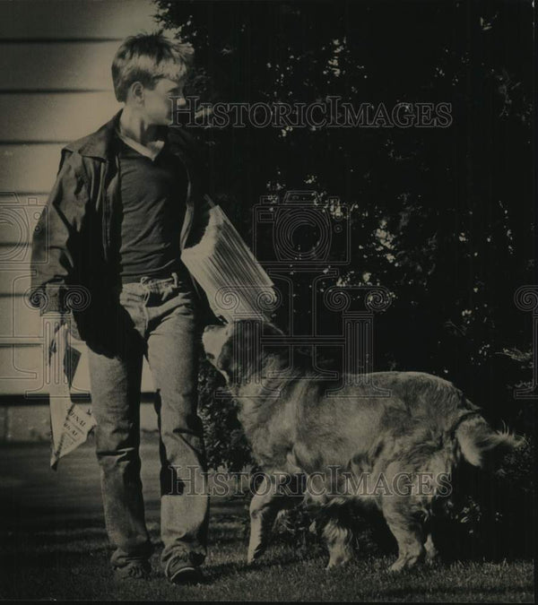1987 Press Photo Will Duffy, Milwaukee Journal Newsboy On His Route ...