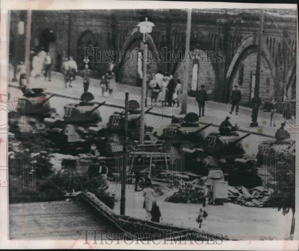 1961 Press Photo East German tanks lined up at Warschauerbrucke ...
