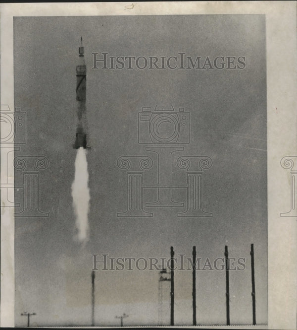 1958 Press Photo Jupiter C missile soaring upward - mjm04539 - Historic ...