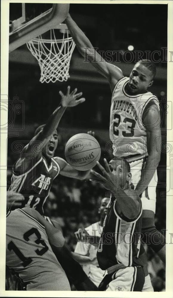 1988 Press Photo Marquette's Tyrone Baldwin jumps for loose ball in ...