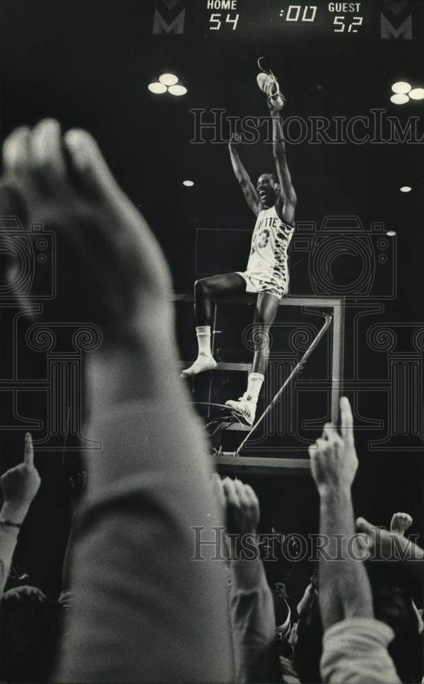 1981 Press Photo Marquette's Michael Wilson sits on backboard after win ...