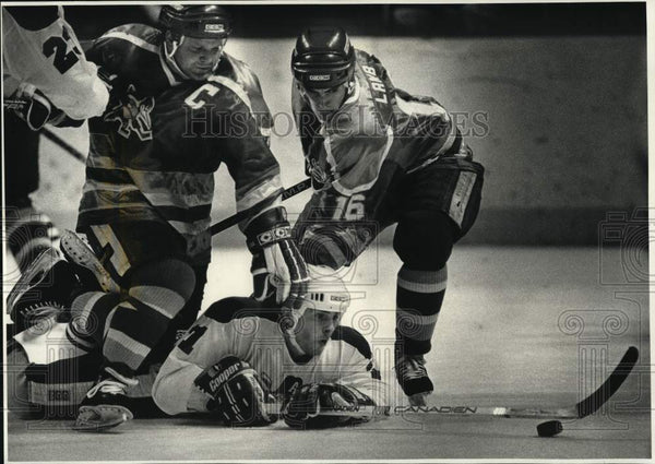 Press Photo Milwaukee's Terry Menard drives puck as Phoenix players ...