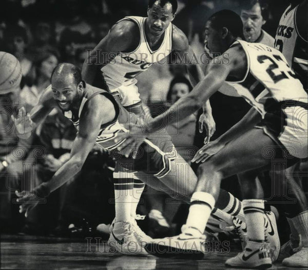 1986 Press Photo Gus Williams gets by Bucks players in basketball game ...