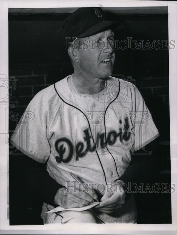 1958 Press Photo Detroit Tigers manager Jack Tighe making notes about ...