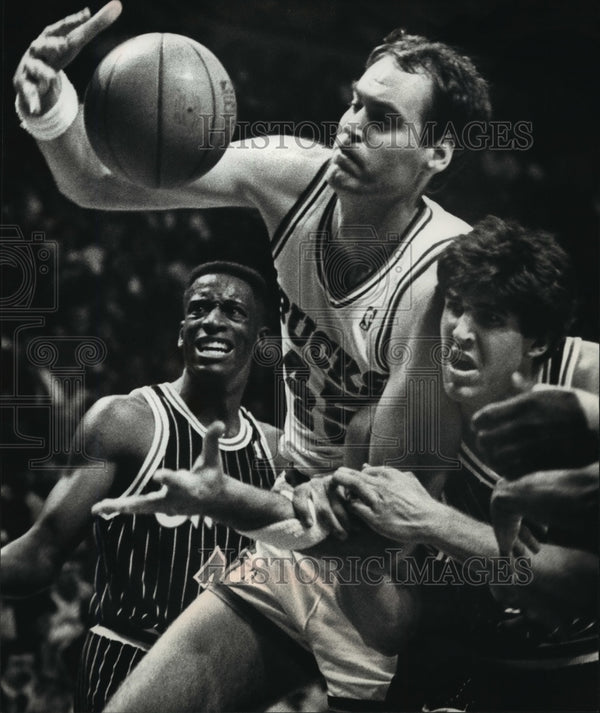 1989 Press Photo Milwaukee Bucks - Randy Breuer and Orlando's Mark ...