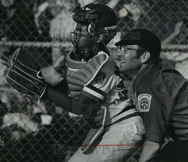 1975 Press Photo Yvette Craig & Ed Johnston eye approaching pitch ...